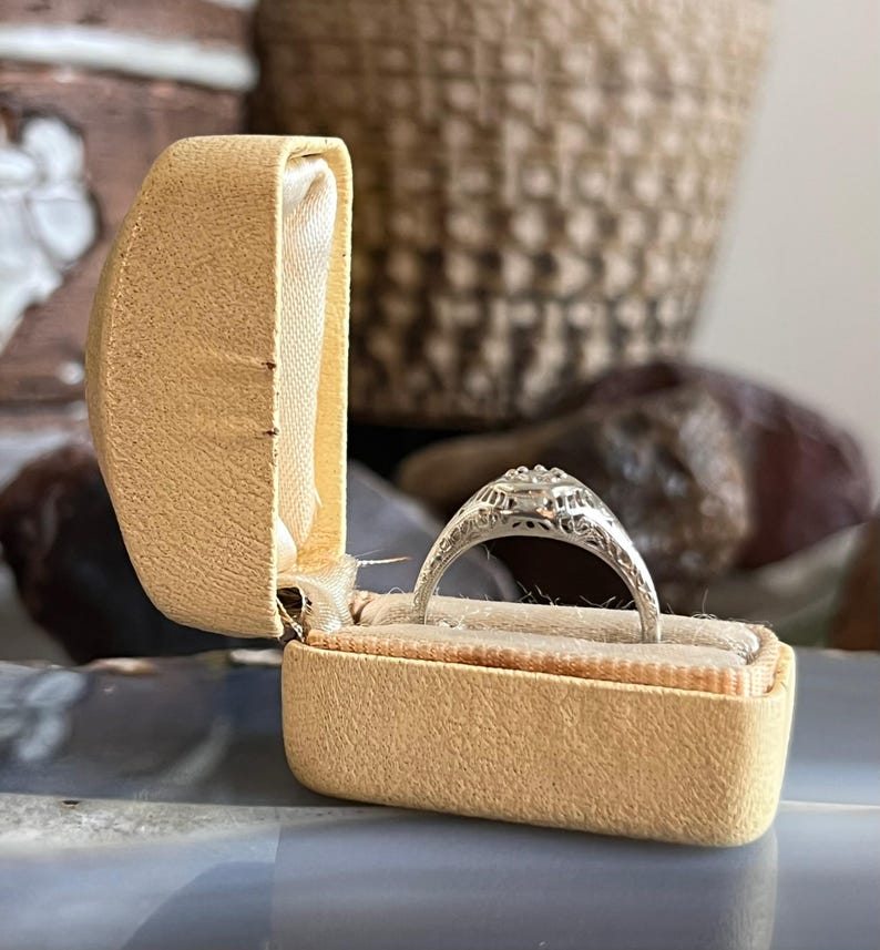 Vintage Art Deco Cream Leatherette Proposal Wedding Engagement Ring ...