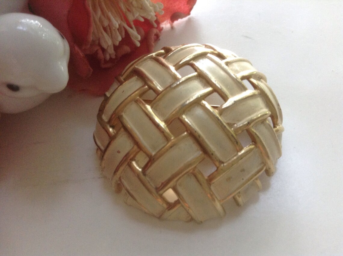 Castlecliff Domed Basket Weave Brooch Pendant Enamel Cream Gold 60s ...