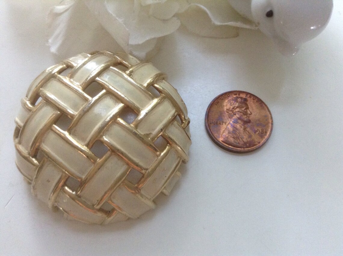 Castlecliff Domed Basket Weave Brooch Pendant Enamel Cream Gold 60s ...