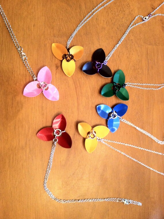 Chainmail Pendant Choose Your Color Celtic Trinity Leaf LOTR - Etsy