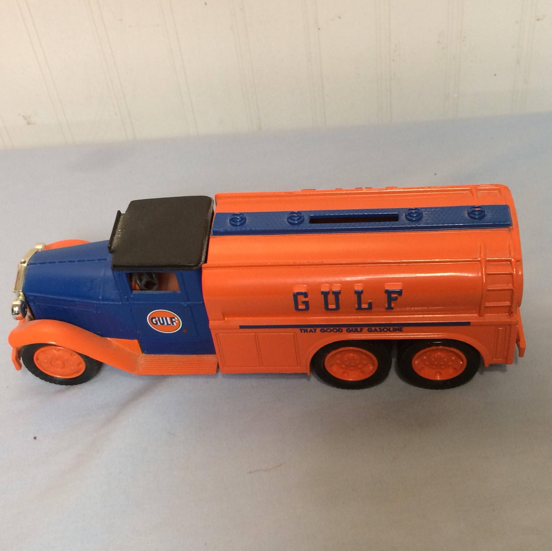 Ertl Die-Cast Bank, Gulf Fuel Tanker Truck, 1930 Diamond T Replica, 1: ...