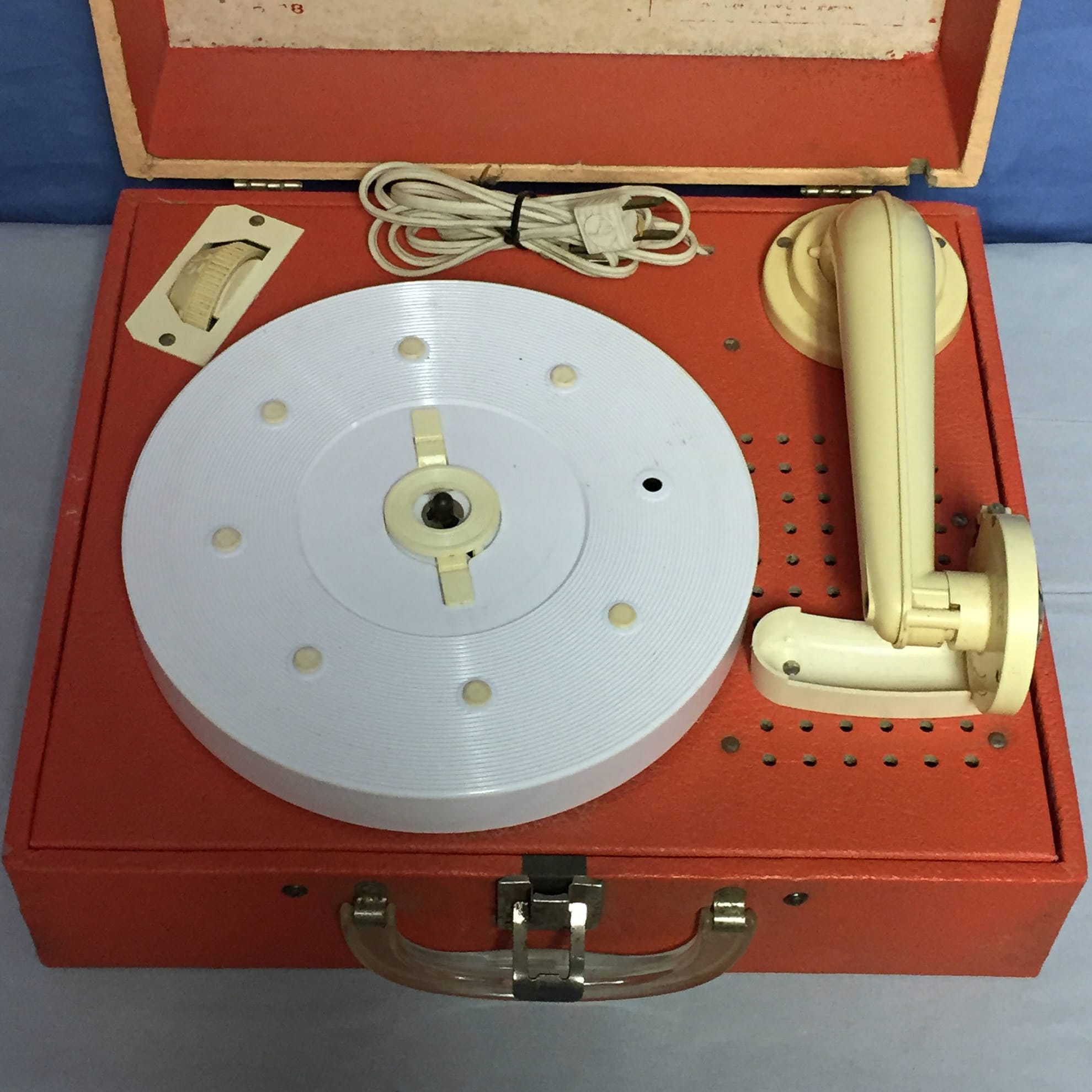 1964 Spear-Tone Lionel RED & Beige Portable Record Player Turntable ...