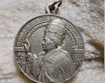 Pope Pius XII / St Cecilia Medal Kissing Depose Vintage Catholic PONT MAX Silvertone Papal ...