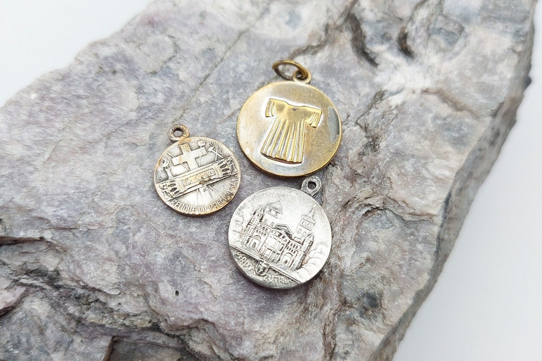 1 Pc Vintage Holy Robe or Holy Blood Medal • Seamless Robe of Jesus ...