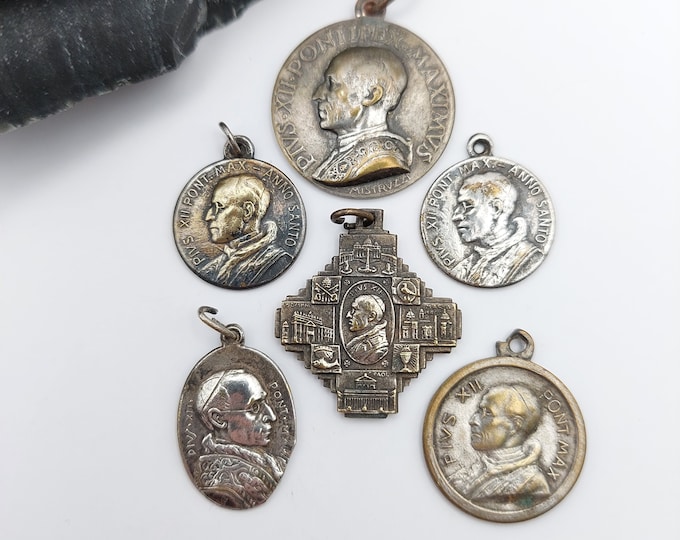 Pope Pius XII / St Cecilia Medal Kissing Depose Vintage Catholic PONT MAX Silvertone Papal ...