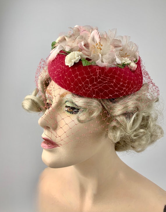 1960'S Pill Box Hat - Pink Velvet with White Delicate… - Gem