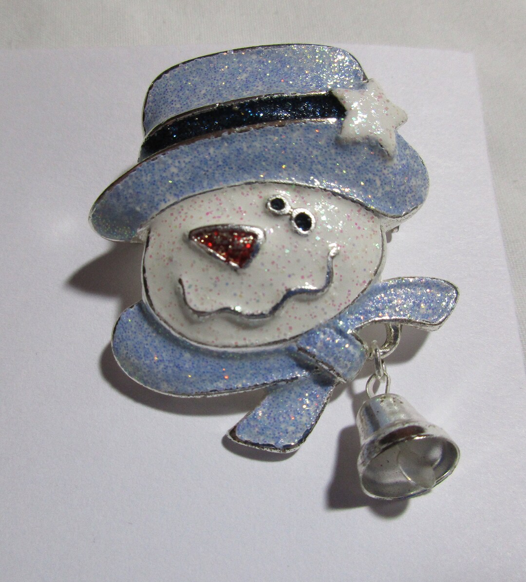 Peculiar muñeco de nieve con Bell Brooch Pin Blue Hat & Scarf Plastic ...