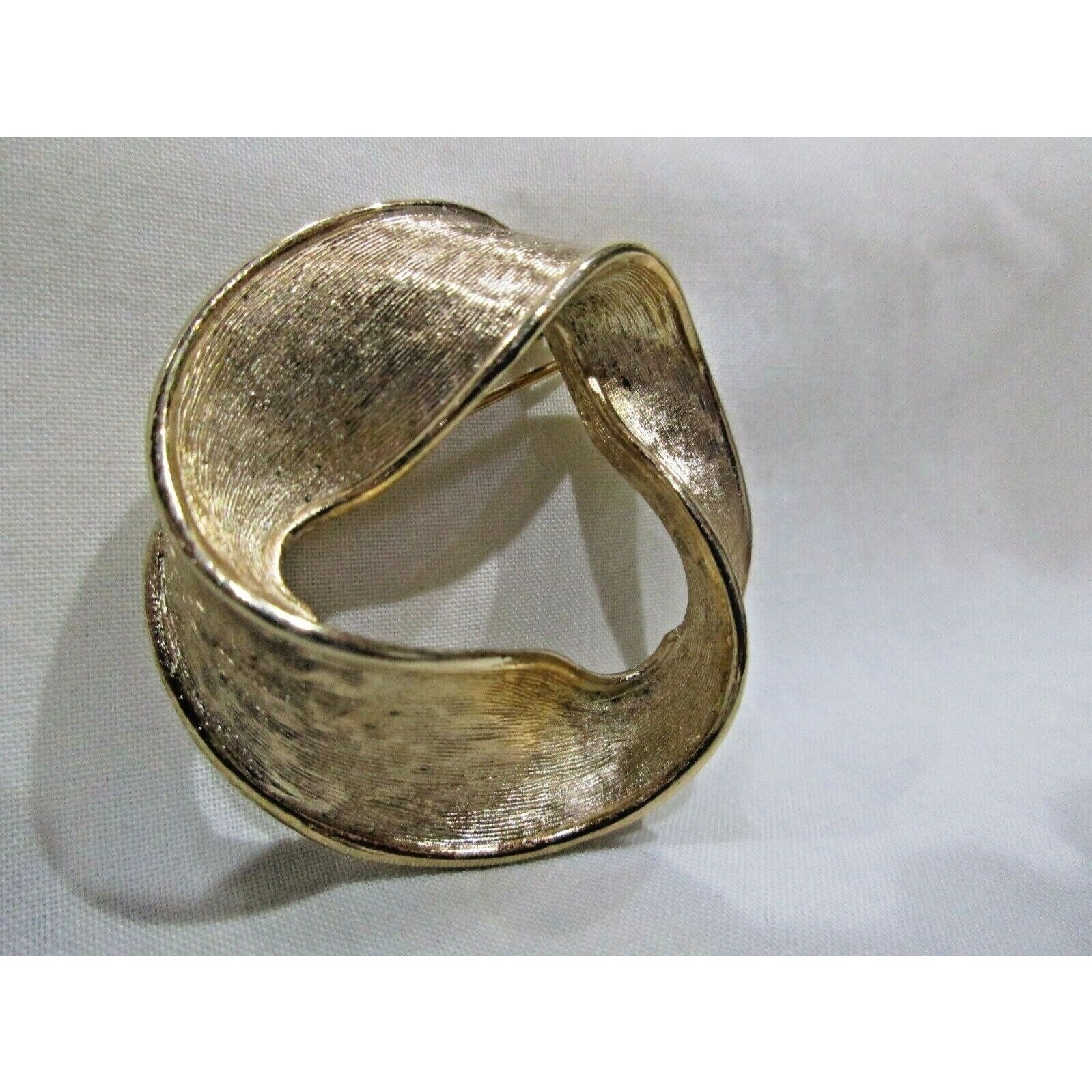 Vintage Kramer Twisted Ribbon Circle Gold Tone Brooch/pin 1.5" Wide - Etsy