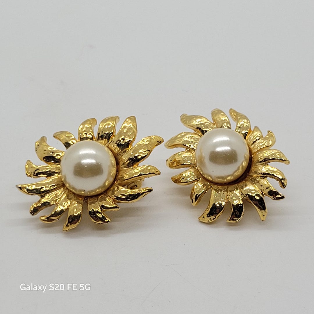Vintage Mid-century Gold Tone and Faux Pearl Sun Flower Clip-on ...