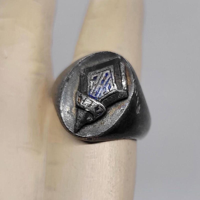 Shield Class Ring Vintage - Etsy
