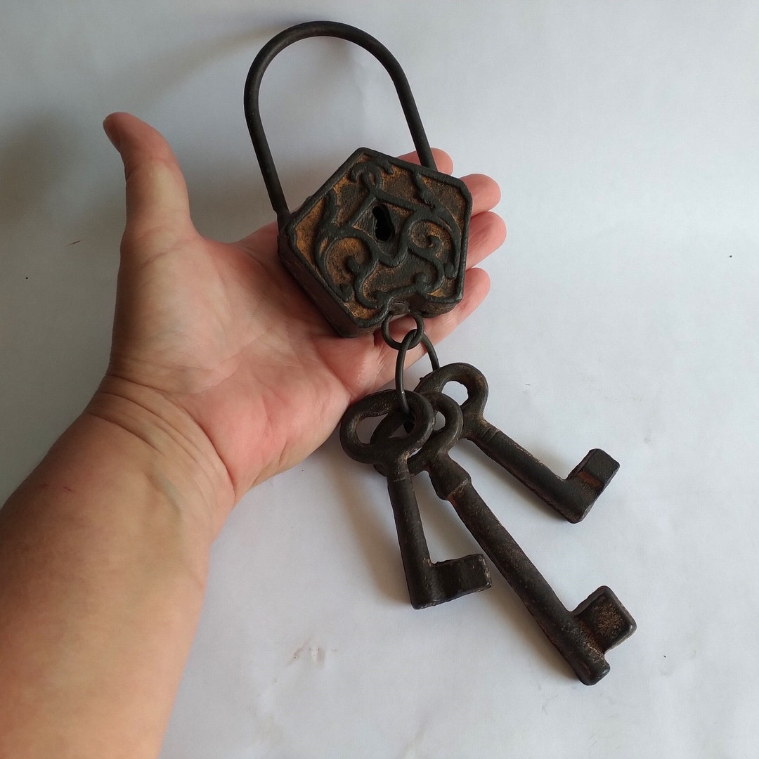 Large Cast Iron Padlock and Skeleton Keys Wall Hanging, Rustic Home ...