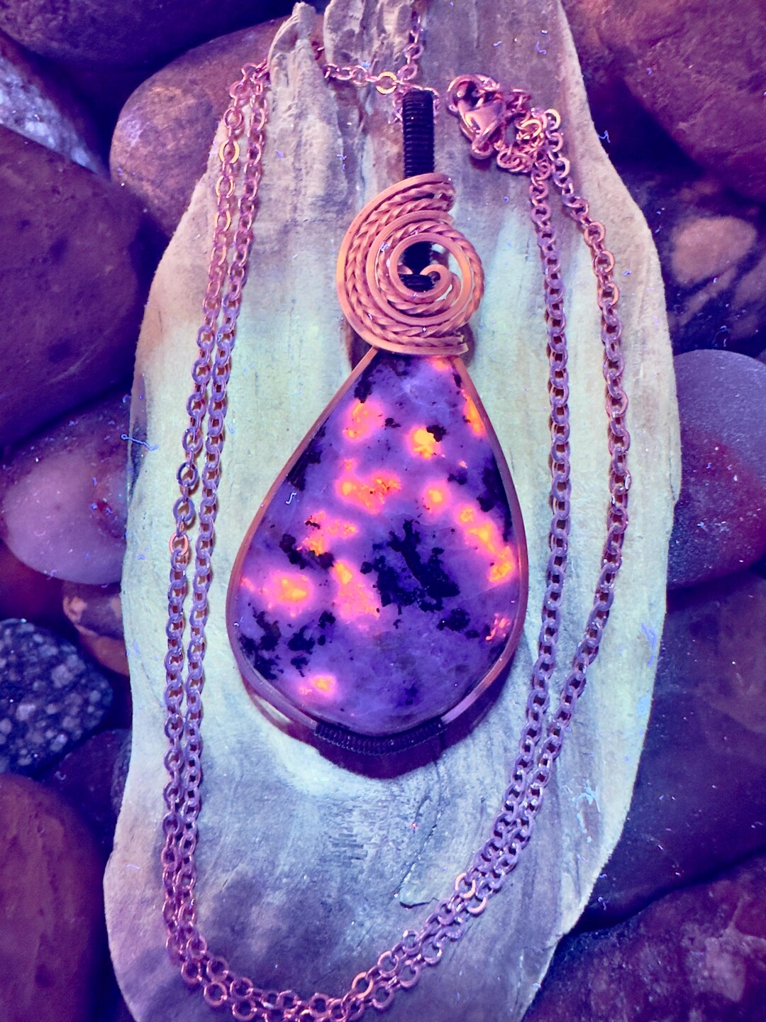 Fluorescent Sodalite/“yooperlite” Pendant - Etsy