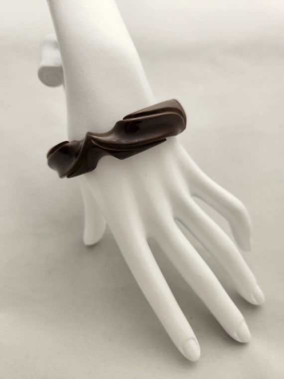 Bakelite 1940’s Chocolate Brown Intricately Carved Vi… - Gem