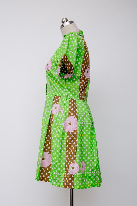 1970s Vintage Green Pastel Pink Floral Motif Collared… - Gem
