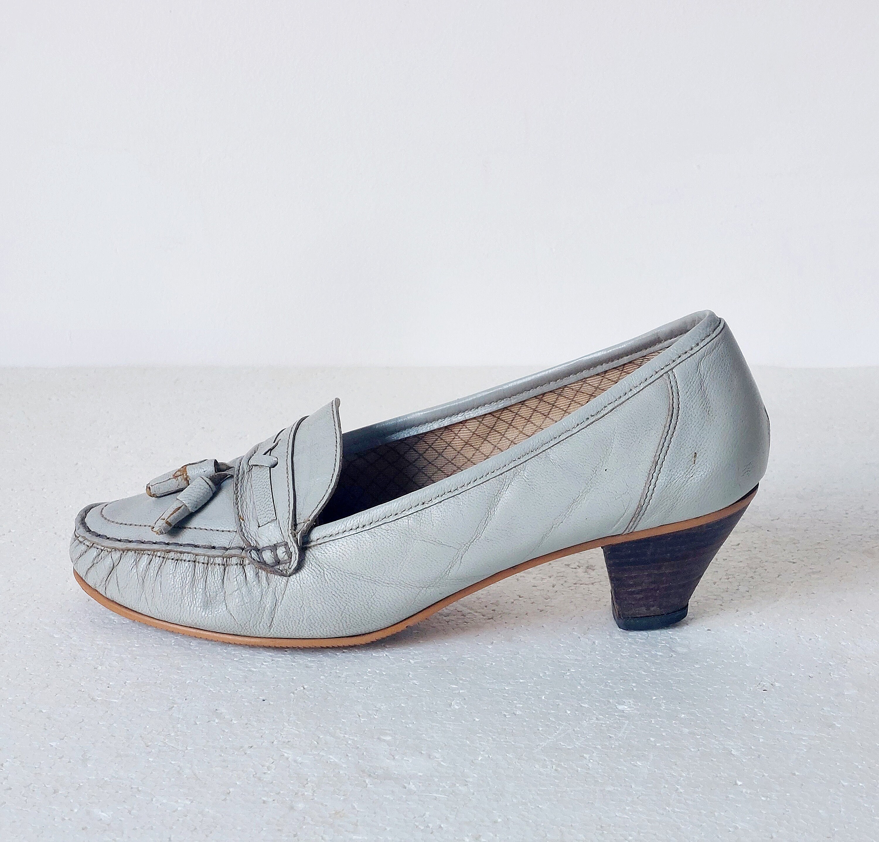 60s 70s Neutral Color Leather Classic Chic Twee Mid Heel Pumps Slip on ...