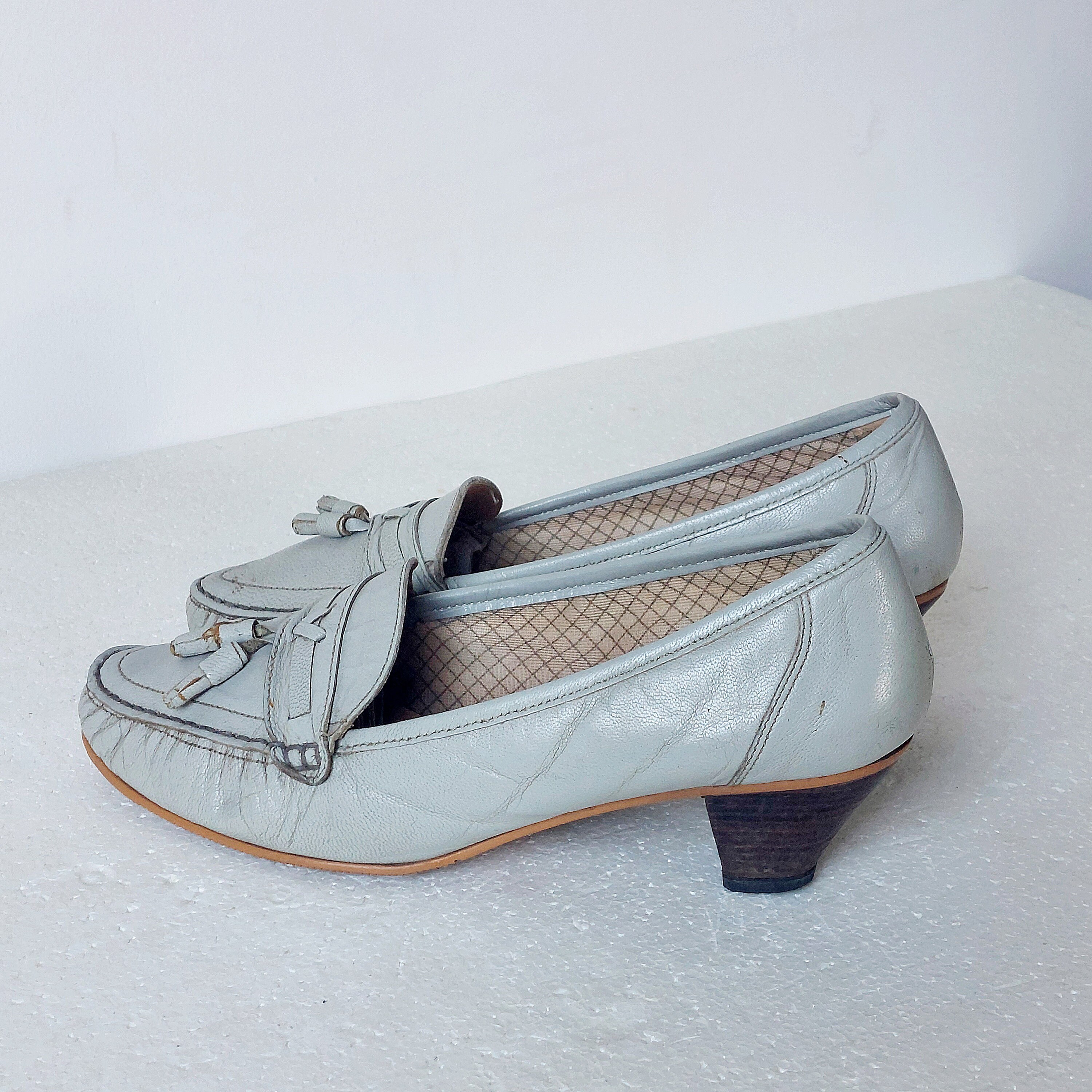 60s 70s Neutral Color Leather Classic Chic Twee Mid Heel Pumps Slip on ...