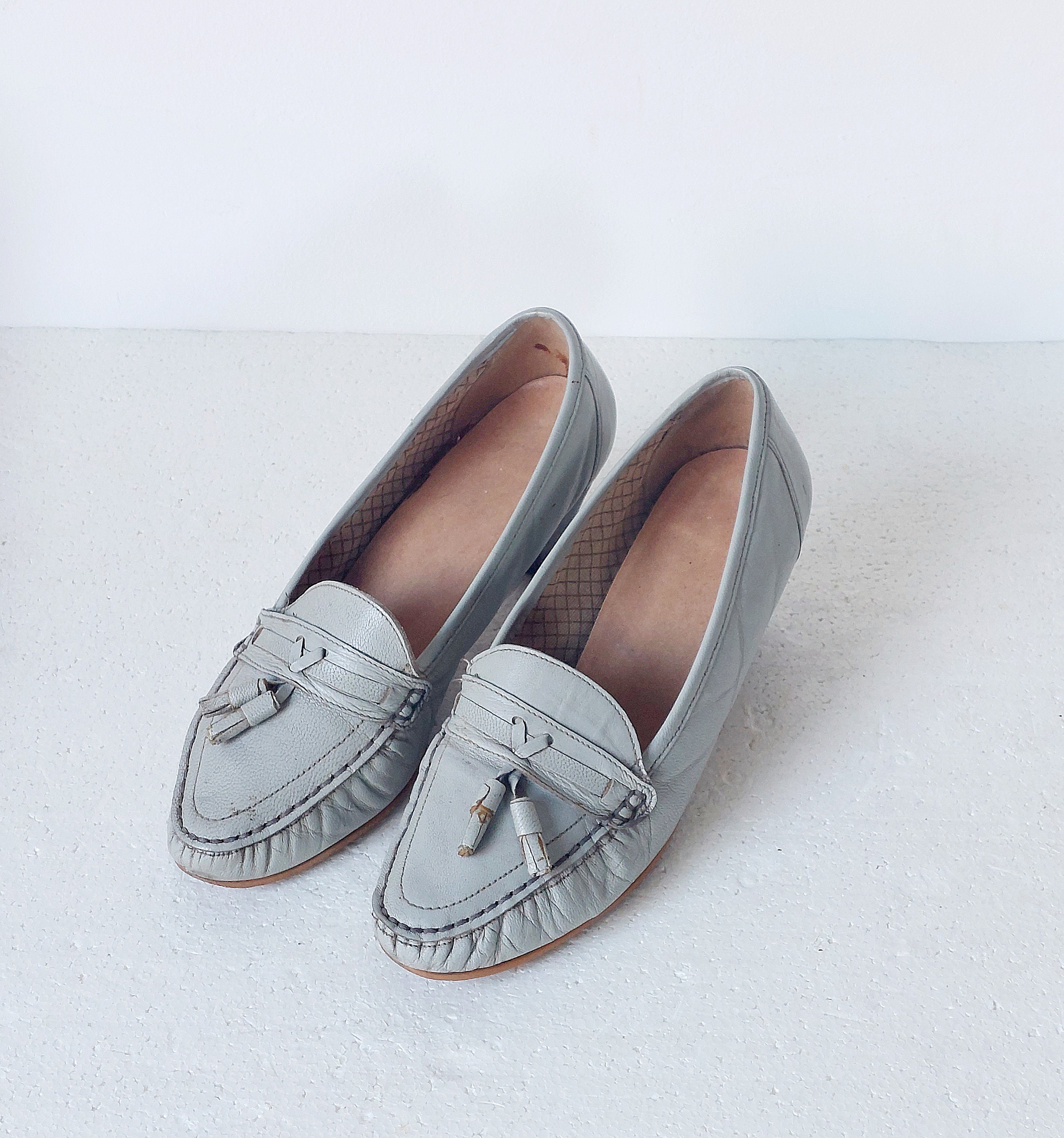 60s 70s Neutral Color Leather Classic Chic Twee Mid Heel Pumps Slip on ...