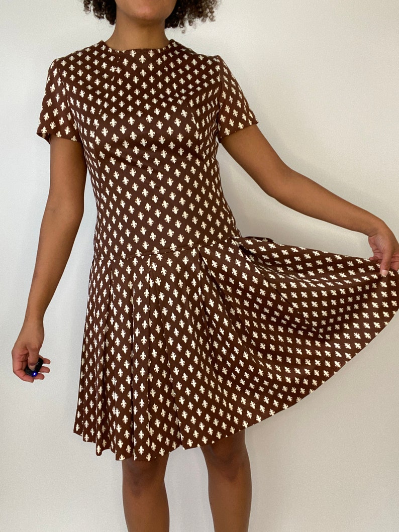 60s / 70s Fleur De Lis Dress. 1960s 1970s Brown and White Mod Dress ...