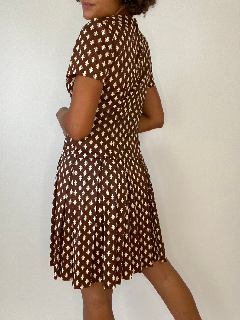 60s / 70s Fleur De Lis Dress. 1960s 1970s Brown and White Mod Dress ...