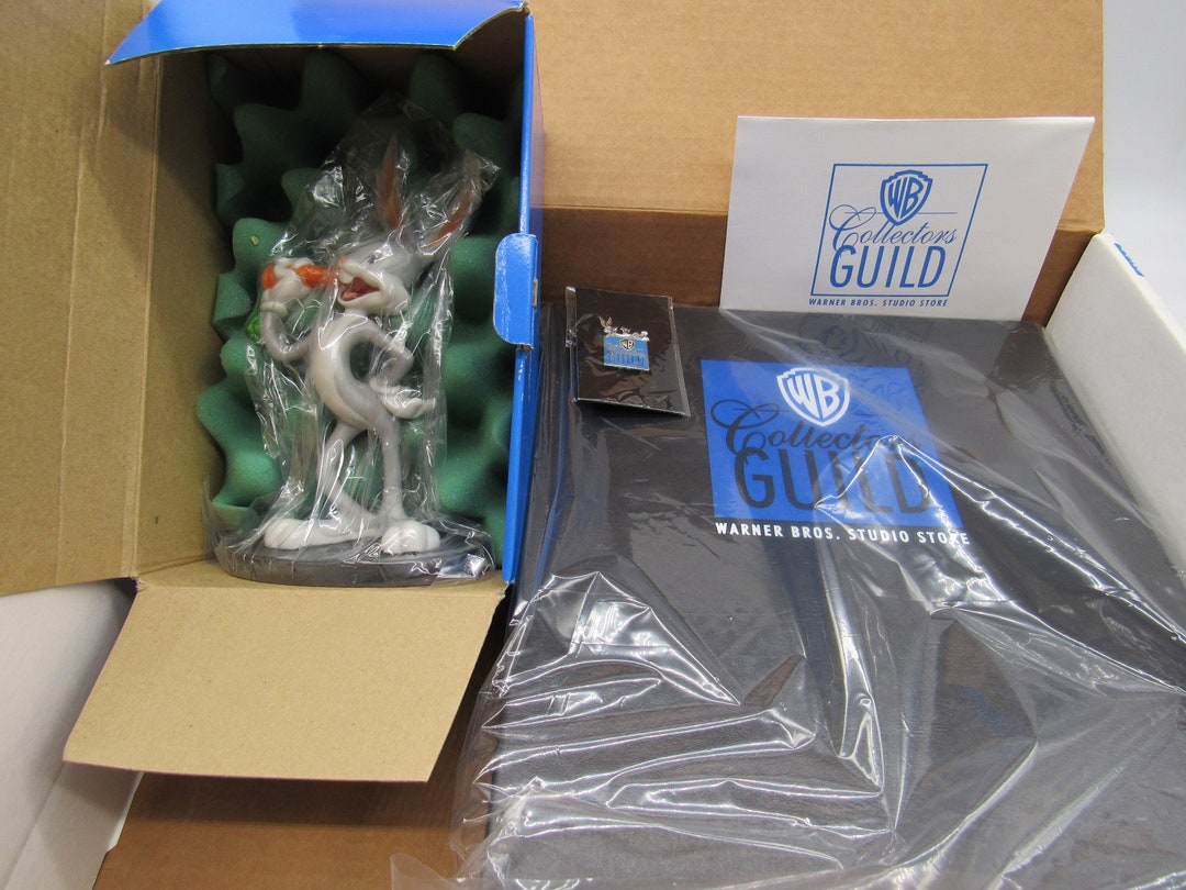 WB Warner Bros Collectors Guild Bugs Bunny Figurine With Pin in ...