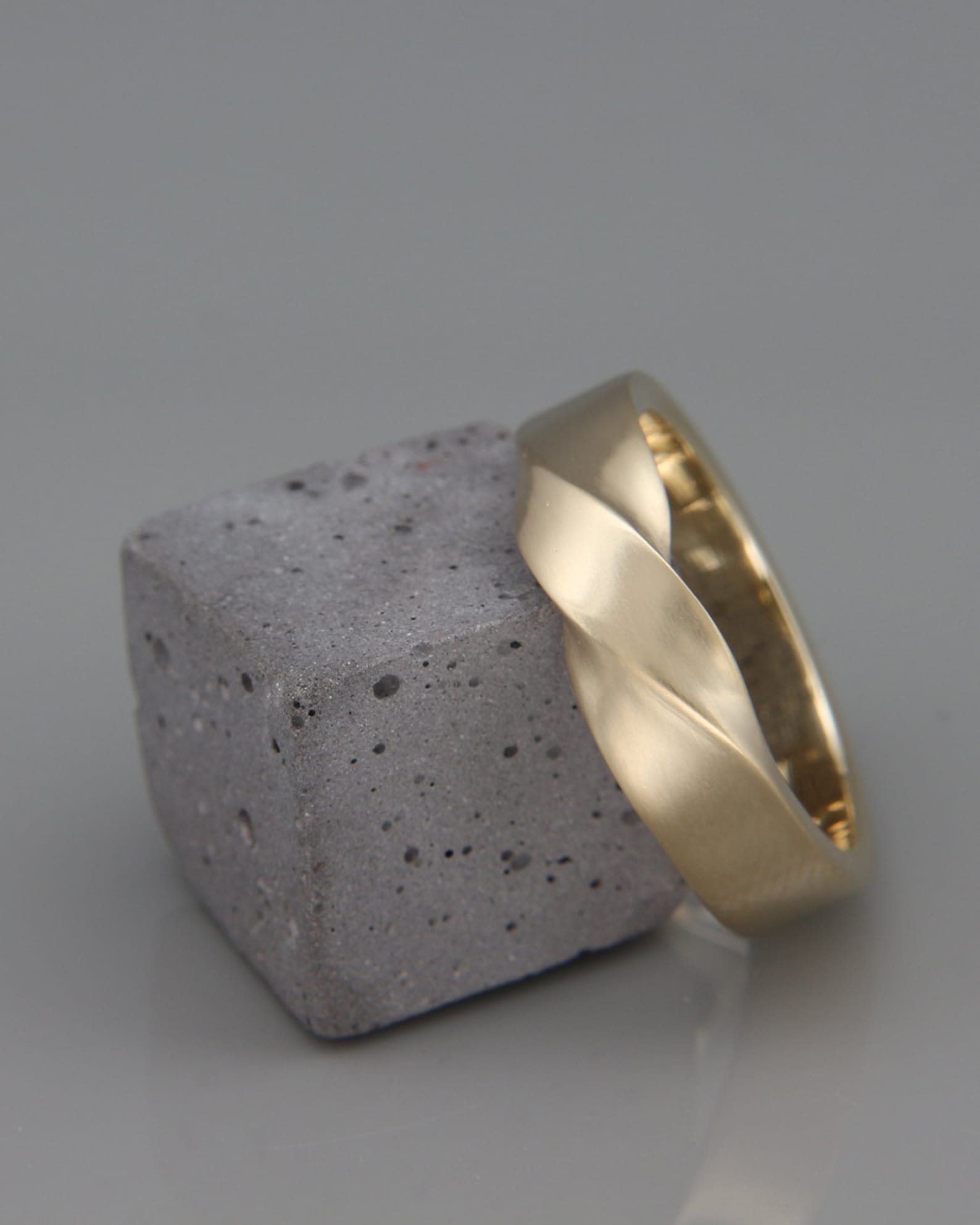 14k Gold Mobius Men's Wedding Band Solid 14K Gold Men's Wedding Ring in ...