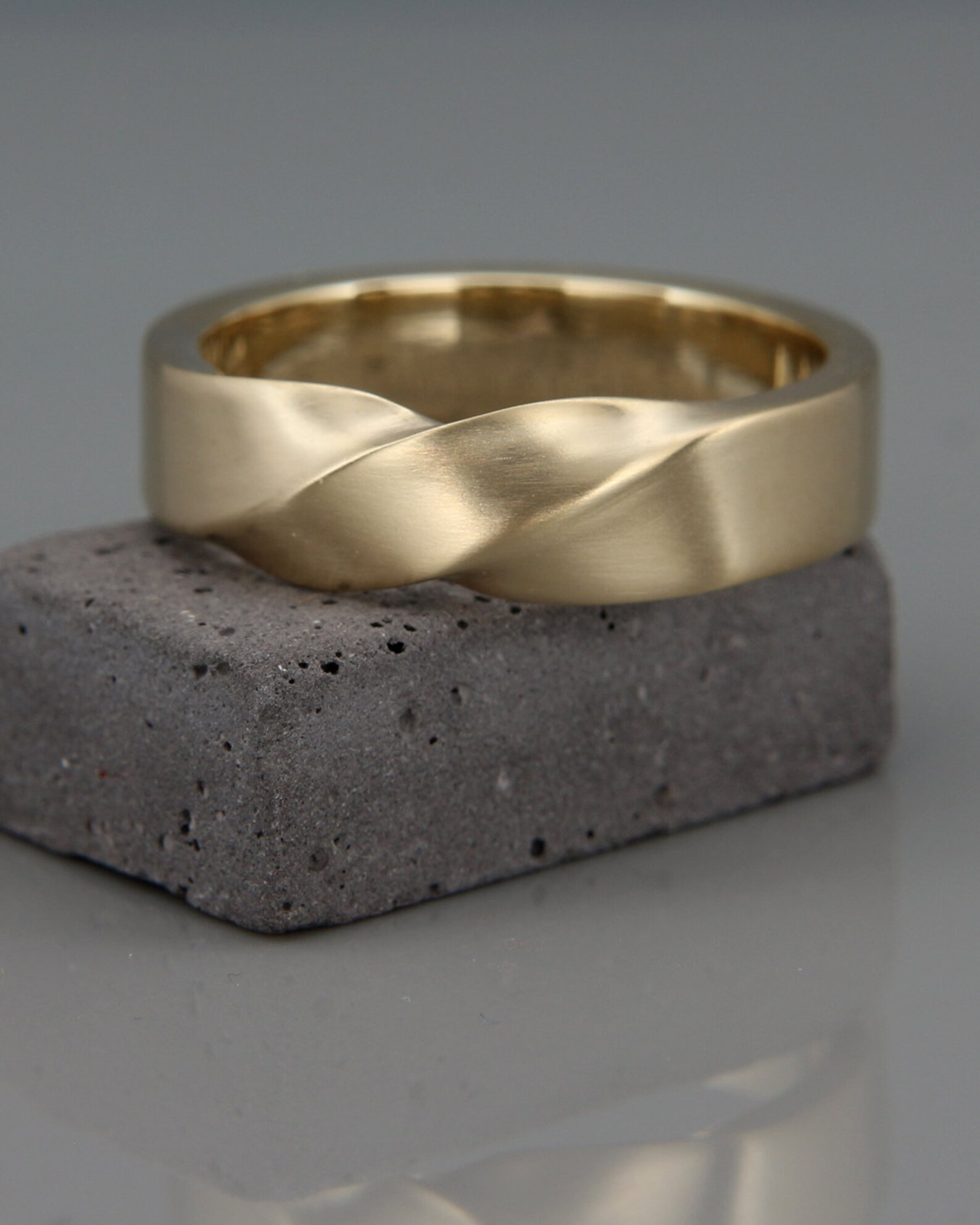 14k Gold Mobius Men's Wedding Band Solid 14K Gold Men's Wedding Ring in ...