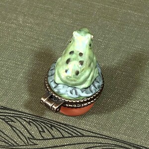 Kiss a Porcelain Frog Box - Tiny Collectible W/ Green Frog Topper ...