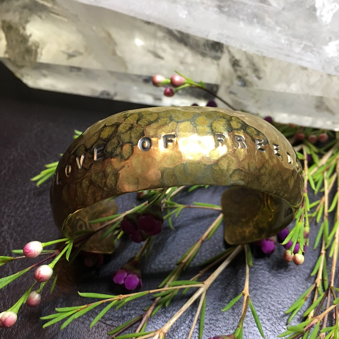 Bracelet Laiton estampé, finition antique LAMOUR DE LA LIBERTÉ Artiste: John Binzley - Etsy France