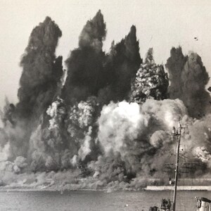 1950 Korean War US Navy USS Begor Offshore During Demolition Hungham ...