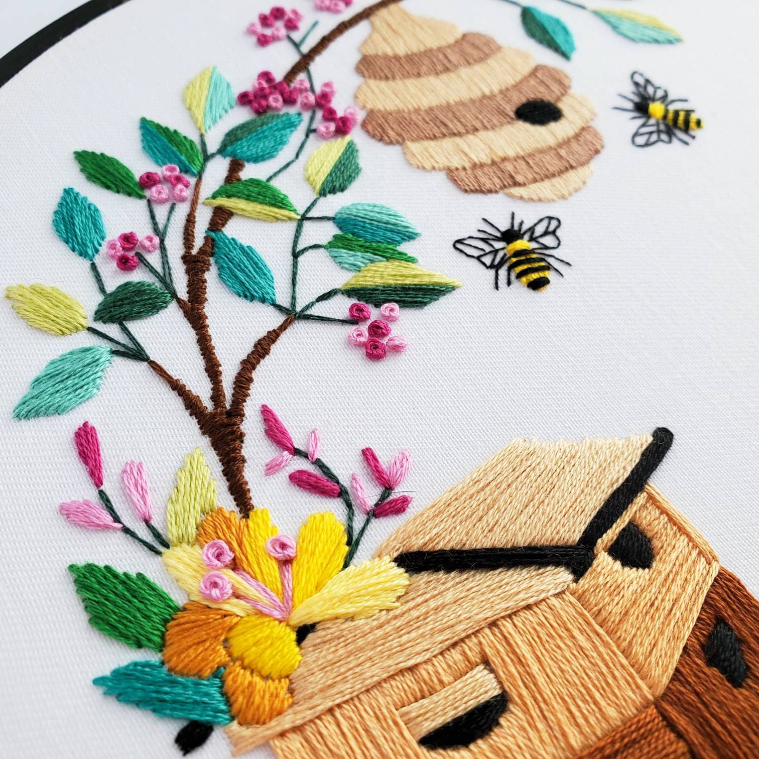 Beehive Floral Wreath Embroidery Pattern & Guide - DIY Digital Download ...