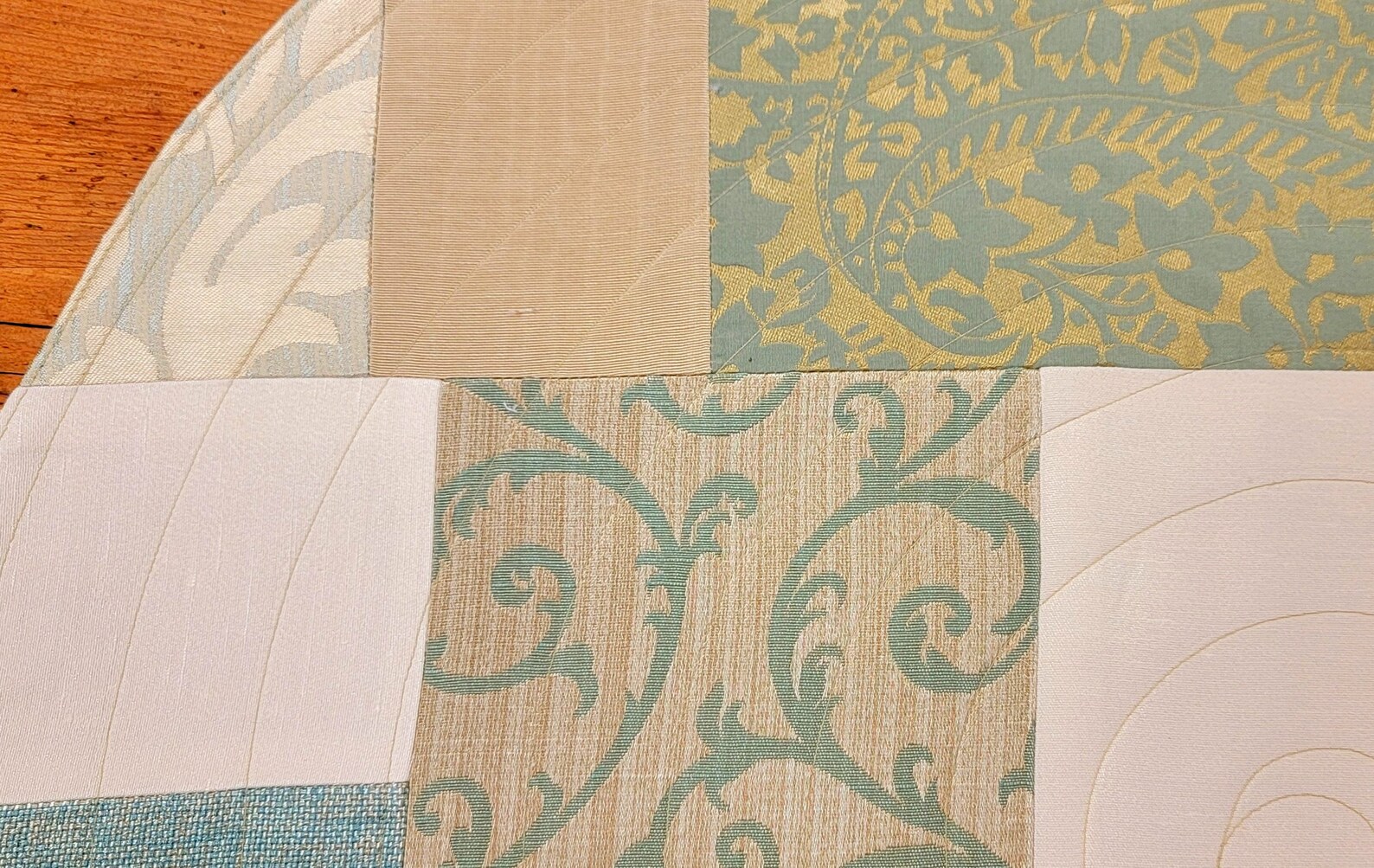 24" Round Quilted Table Topper/centerpiece Mat Mixed Prints Patchwork ...