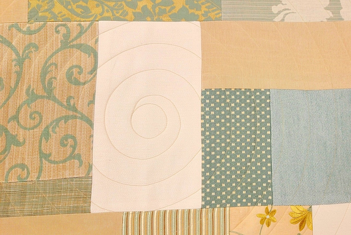 24" Round Quilted Table Topper/centerpiece Mat Mixed Prints Patchwork ...