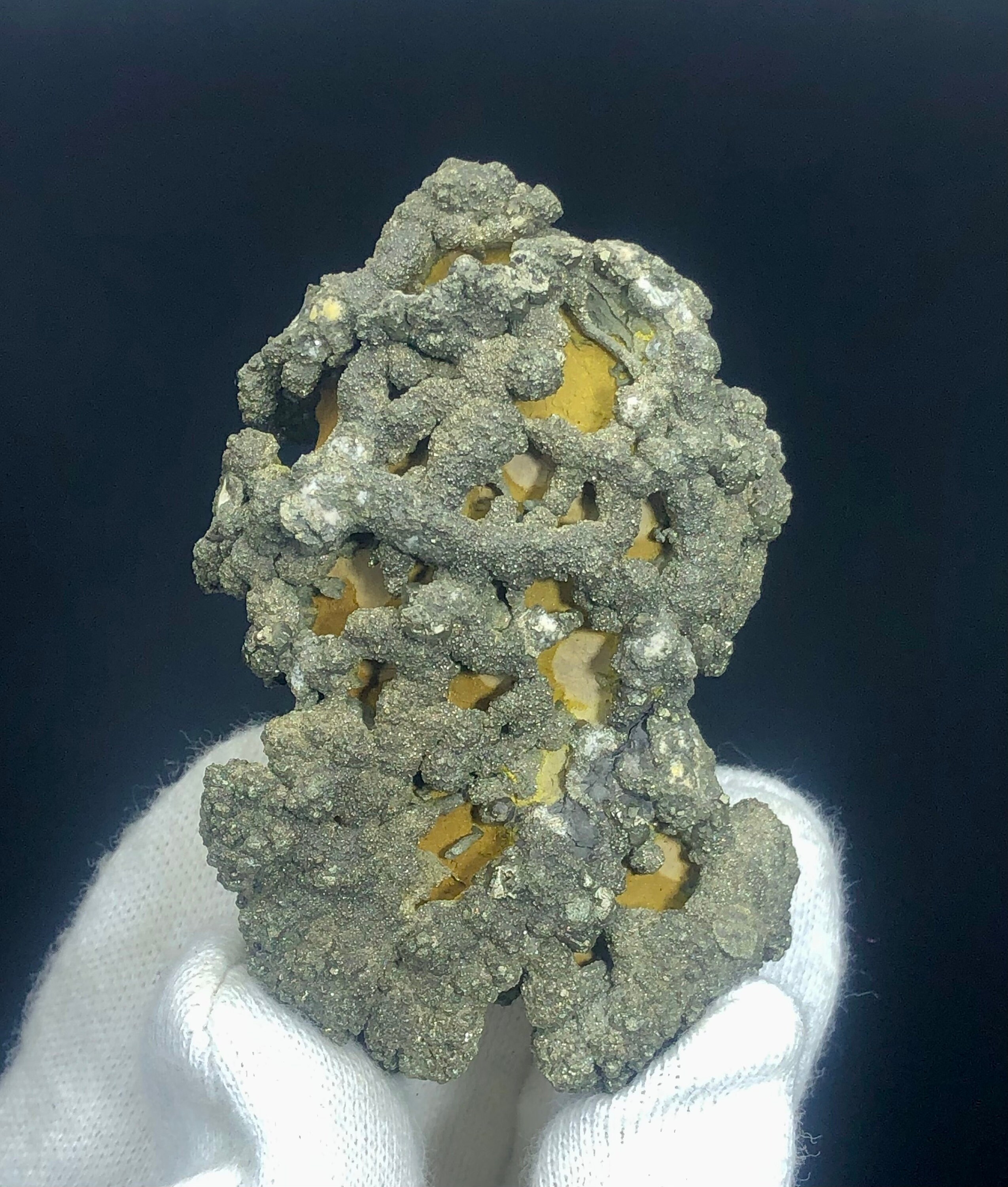 Natural Golden Color Pyrite on Limonite ,raw Mineral Pyrite, Pyrite ...