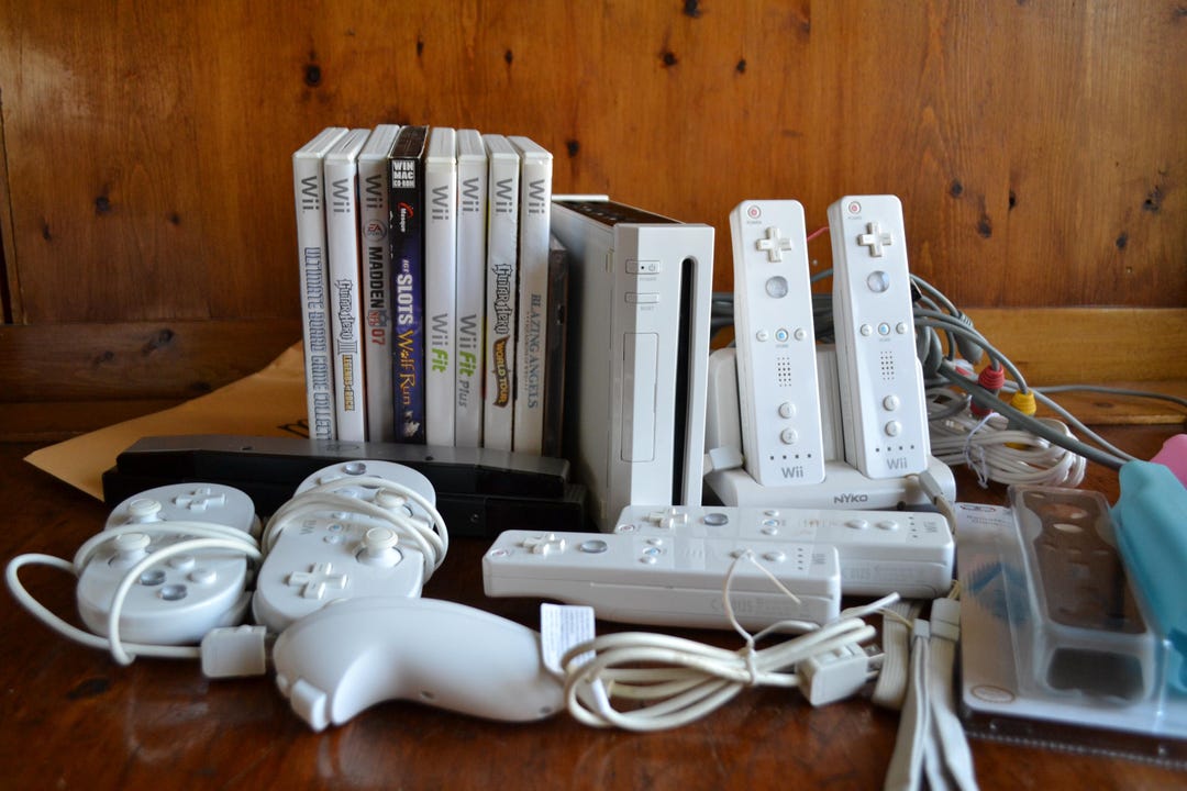 Nintendo Wii Video Game System Bundle White Console Controllers Charger ...