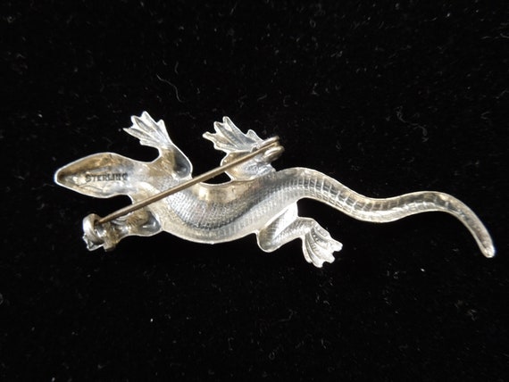 g995 Cute Small Sterling Silver Lizard Pin - Gem