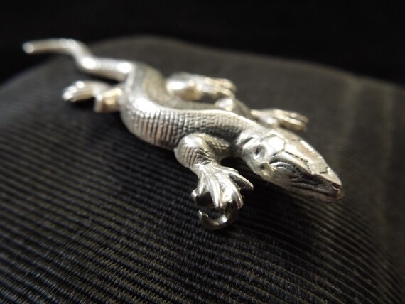 g995 Cute Small Sterling Silver Lizard Pin - Gem