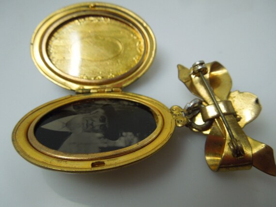 s884 Vintage Large Gold Coro Locket Rhinestones Bow L… - Gem