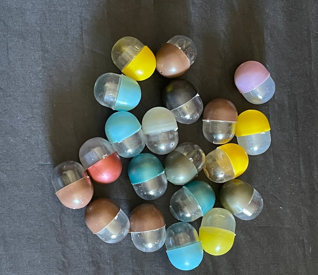 Lot of 20 Vintage Plastic Empty Gum Ball Machine Toy Charm Prize ...
