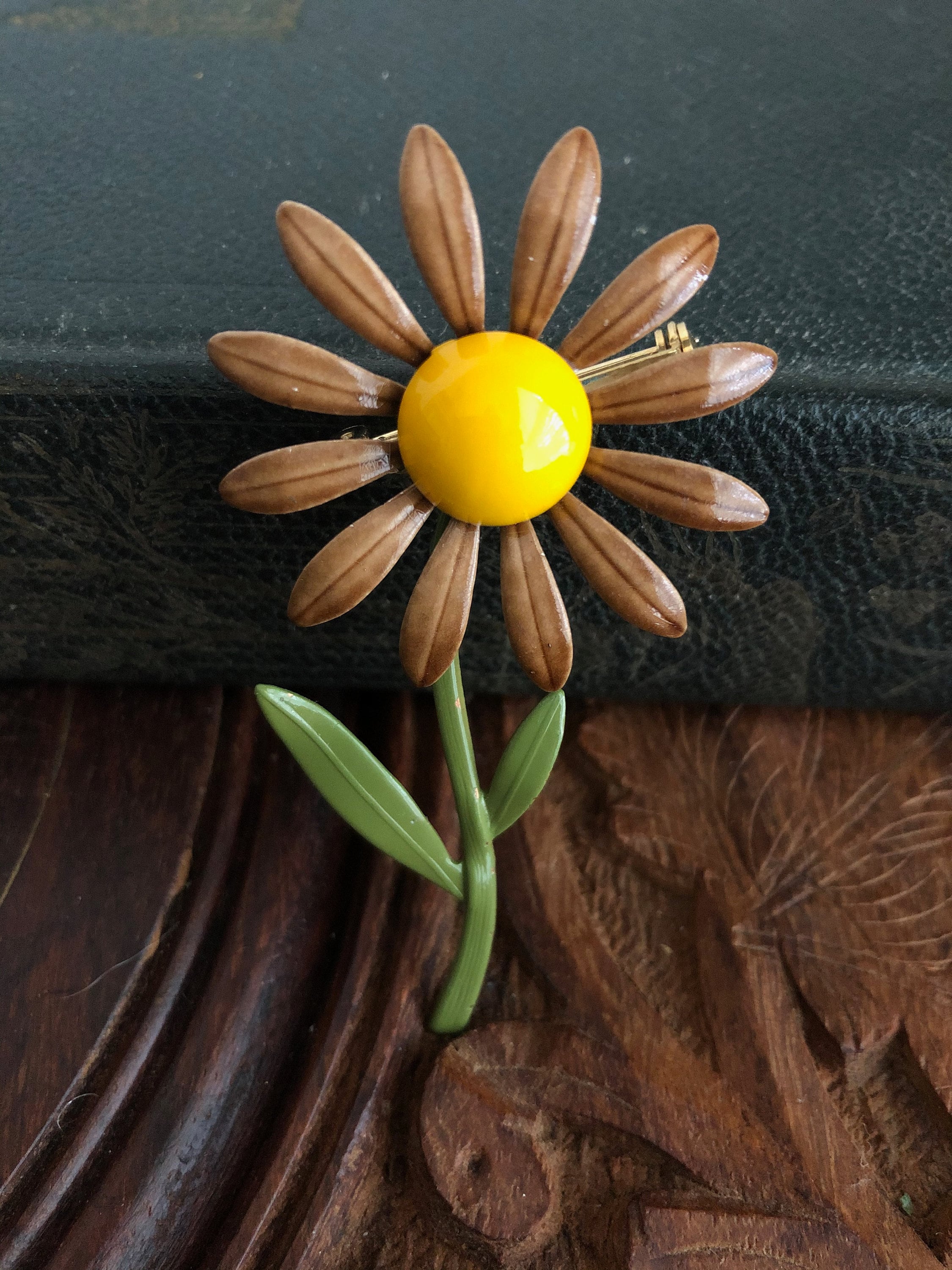 Vintage daisy pin. Vintage jewelry // flower pin // metal & | Etsy