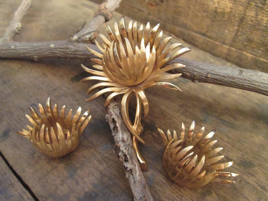 Vintage Crown Trifari Textured Gold-tone Asian Style Flower - Etsy