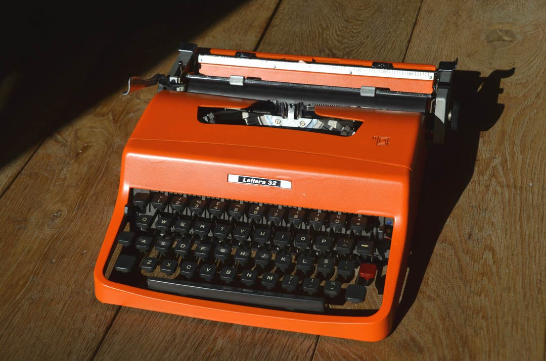 7 DAY US DELIVERY Professionally Serviced Orange Olivetti Lettera 32 ...