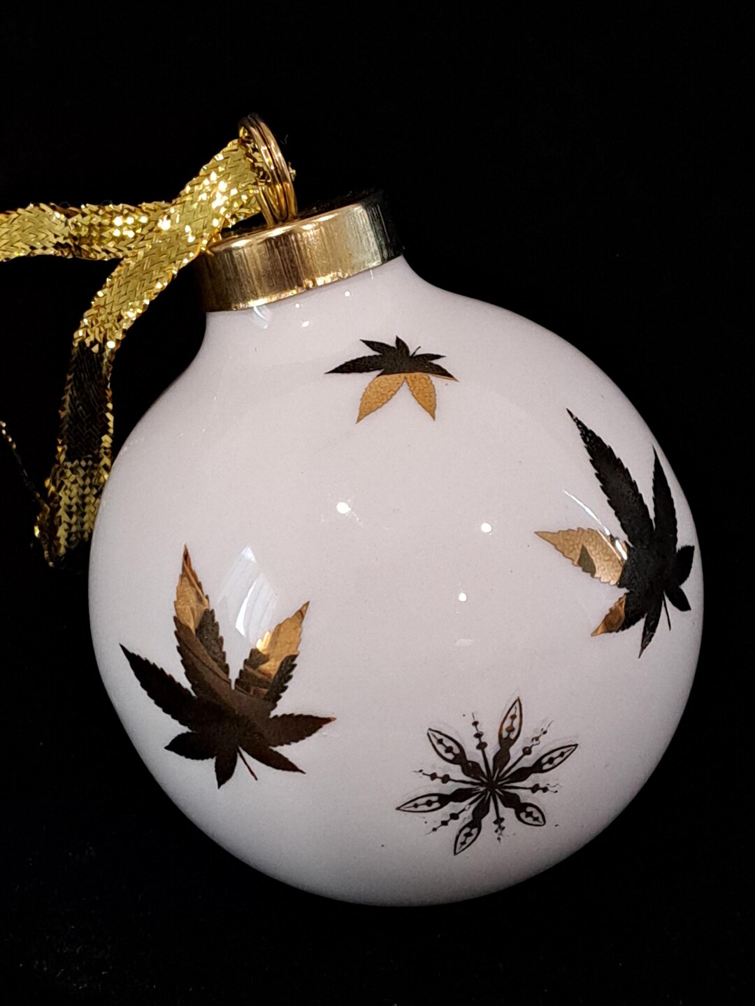 Christmas Ornaments,made From Porcelain, White Color Round Shiny 22 Kt ...