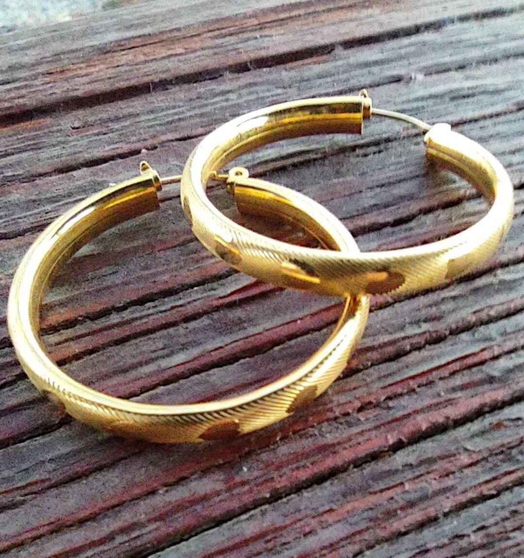 Vintage Etched Hearts & Cross Hatching Gold Tone Big Hoop Latch Back ...