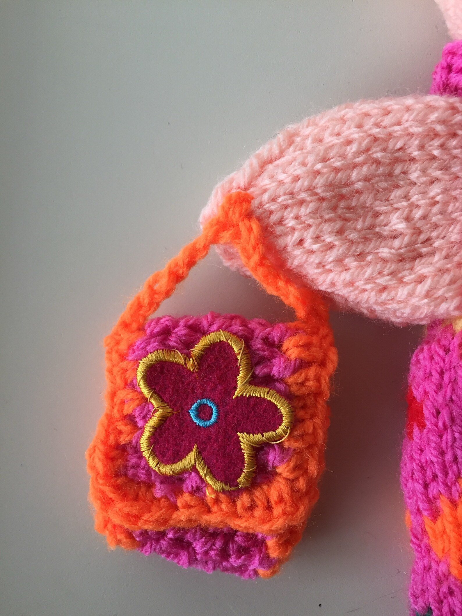 Meisje met tasje bloemen meisje handpop handpoppen gebreid - Etsy Nederland