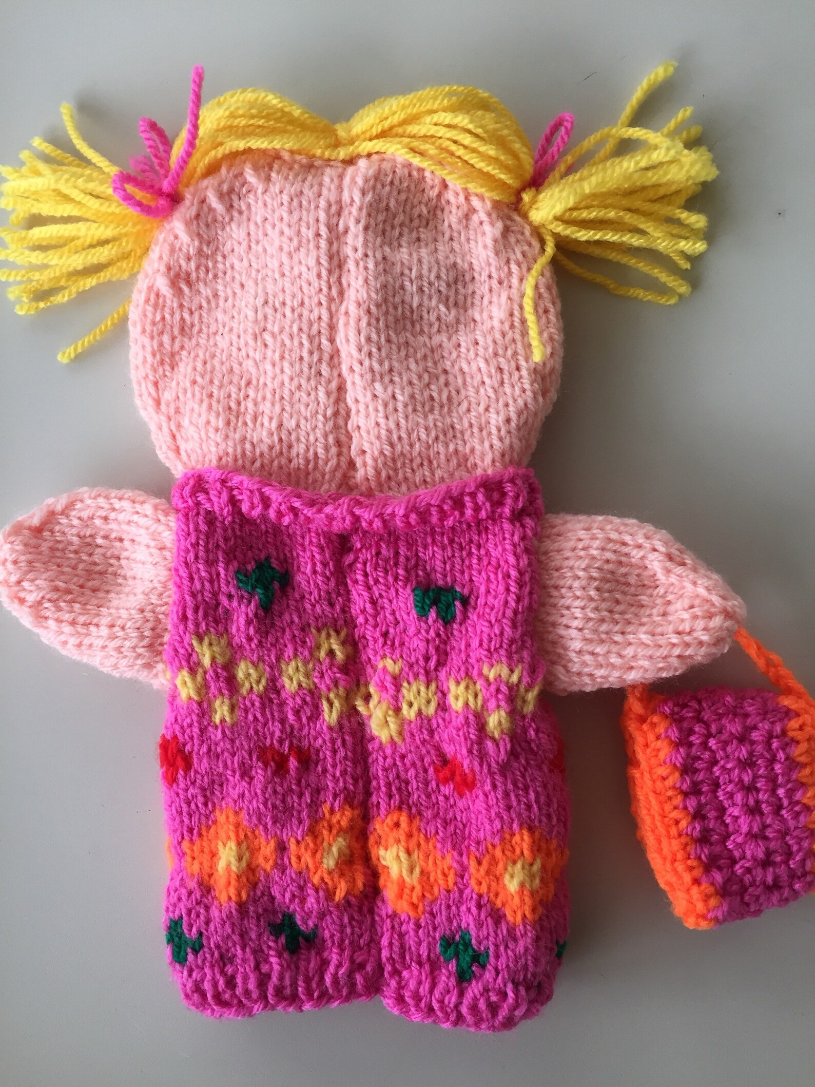 Meisje met tasje bloemen meisje handpop handpoppen gebreid - Etsy Nederland