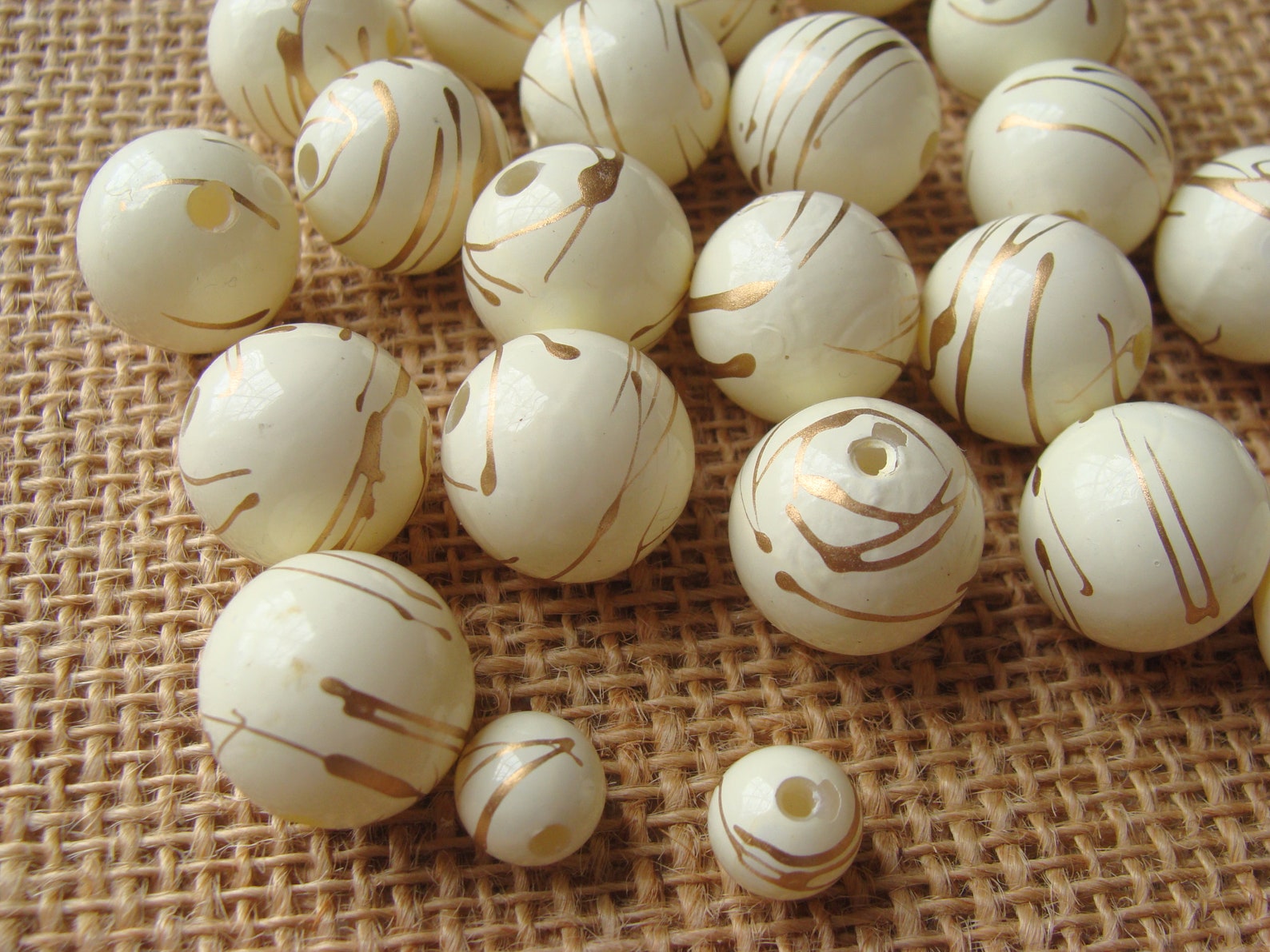 Lot of 23 cream beads with gold paint streaks 10mm to 17.5mm | Etsy
