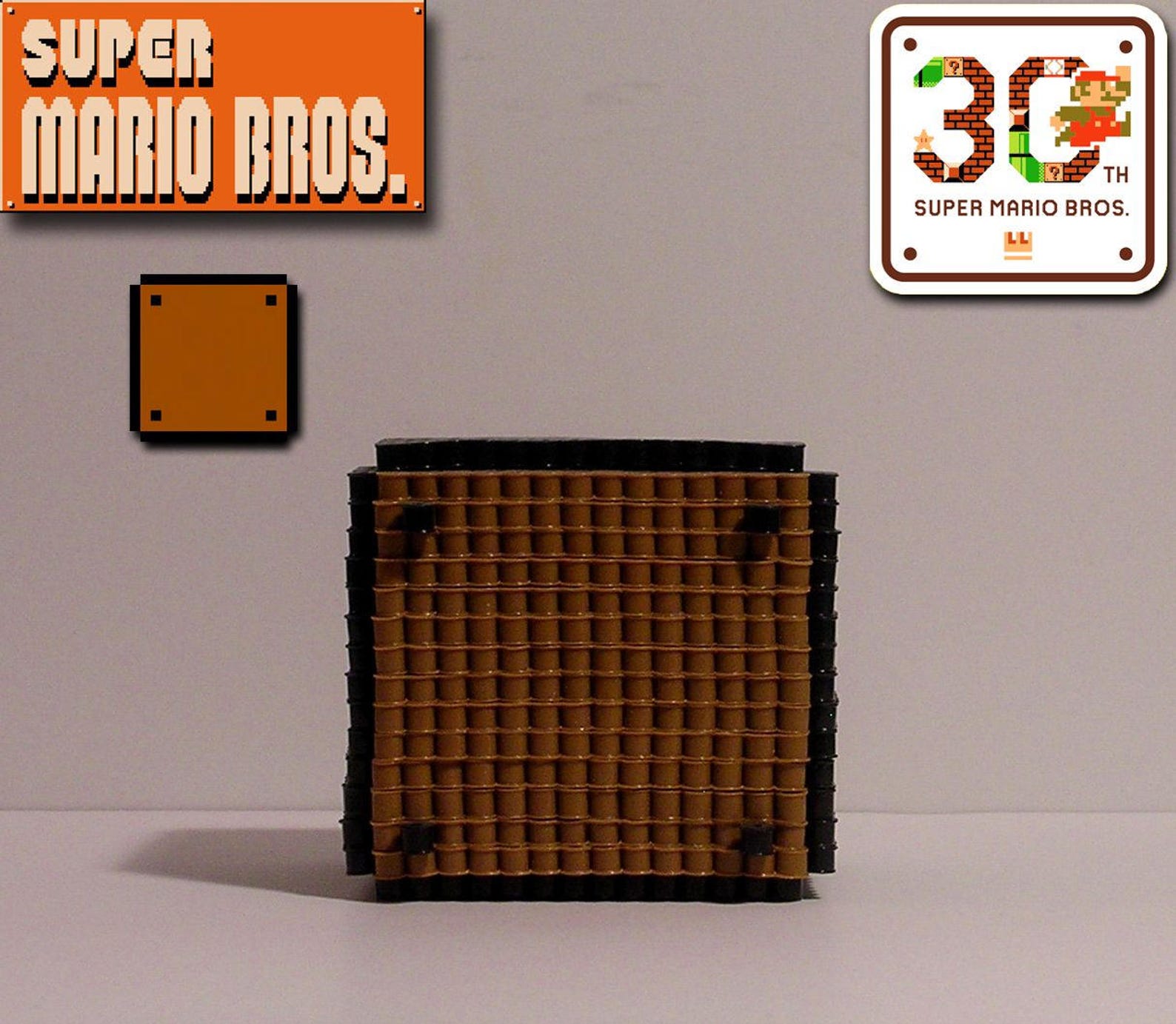SUPER MARIO BROS. - Bloque en blanco 3D (figura de cordón de píxeles ...