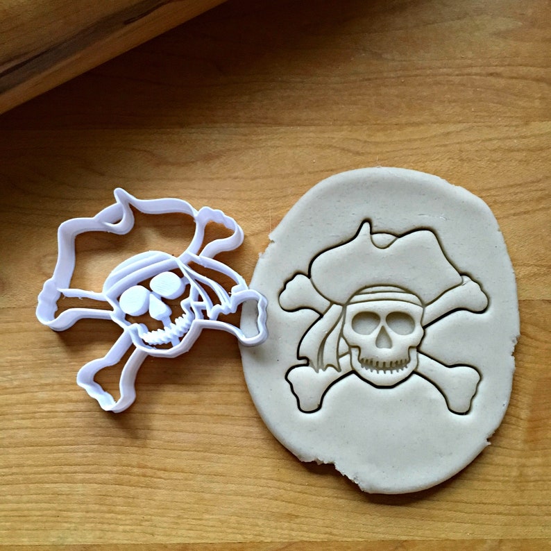 Skull and Cross Bones Cookie Cutter in Multiple Sizes - Etsy