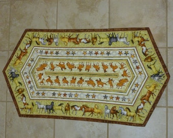 Horse table runner | Etsy