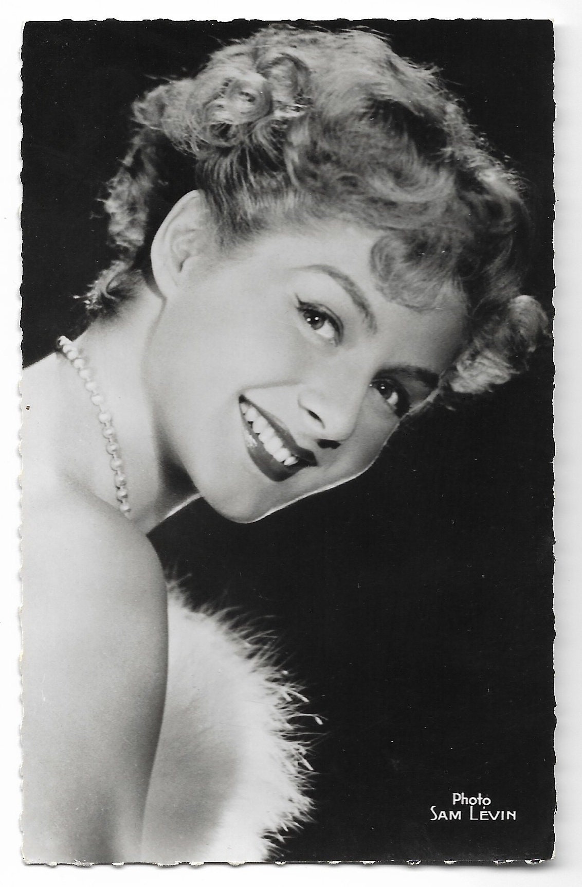 Laura Lor's Instagram, Twitter & Facebook on IDCrawl